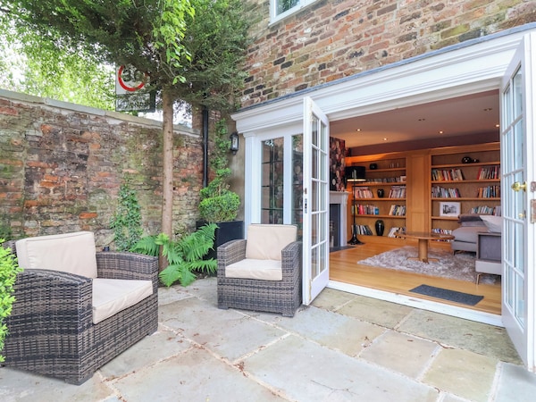 12 Cross Street, Family Friendly, With A Garden In Beverley - 비벌리