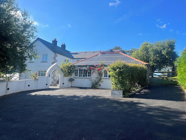 The Manor House Skerry Vore, Pet Friendly, With Hot Tub In Llandudno - 란디드노