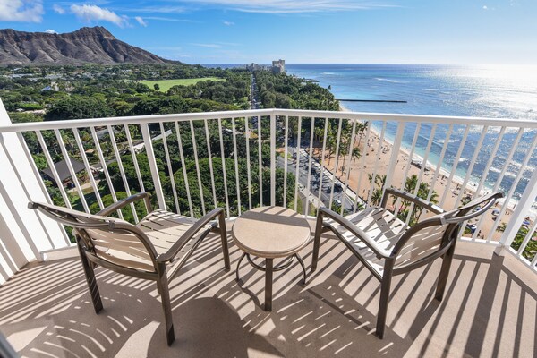 Diamond Head Ocean View Suite 1 King Room At Room At Park Shore Waikiki - Queens Beach, HI