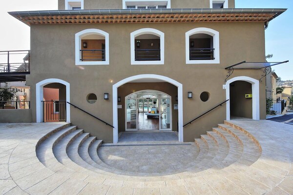 Scenic Riviera Gateway! Spacious Room W/ Kitchen And Living Space - Cannes