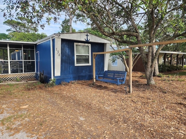 Cozy 3-bedroom 2 Bath Home With Ac And Wifi In Serene Oak Island. - Southport, NC