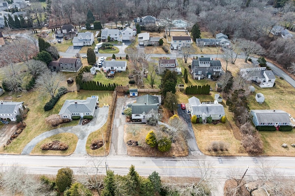 2 Bedrooms, 3beds 1.5 Bath! Ocean Road ! Sleeps 6 1 Mile To Beach, Dining &Shops - Narragansett, RI