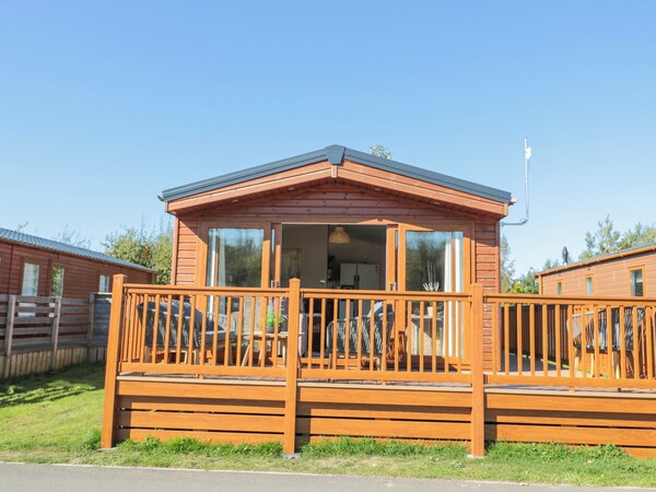 Acorn Lodge, Pet Friendly, With Hot Tub In Felton - Northumberland