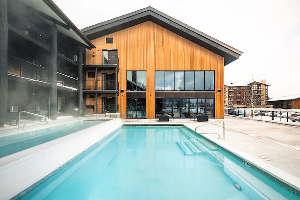King + Queen Sofa Sleeper, Gravity Haus, Steps From Gondolas, Outdoor Pool - Teton Village, WY