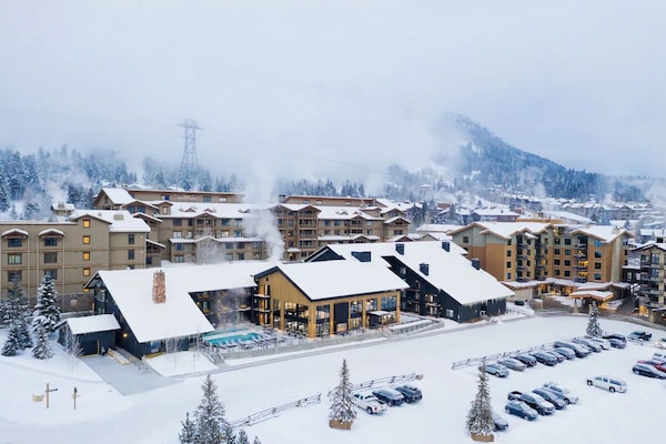 Active Getaway Lodge W/ Premier Mountain Access & Hot Tub Relaxation - Wyoming