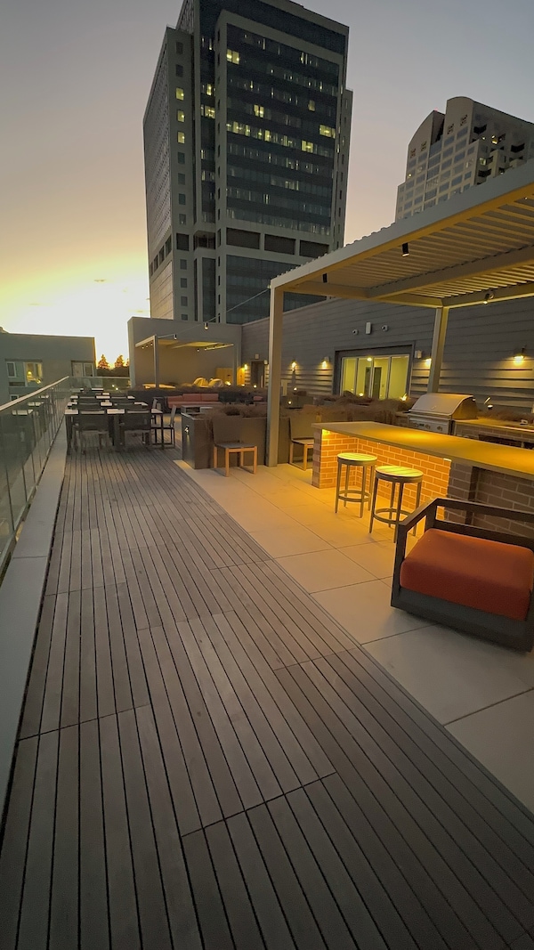 Luxury 1-bed Condo In Midtown Sacramento With Modern Amenities And City Views. - Sacramento, CA