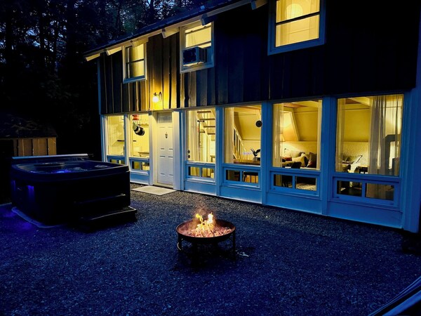 *New* Pura-vida, Spa, Fireplace - Orford, QC