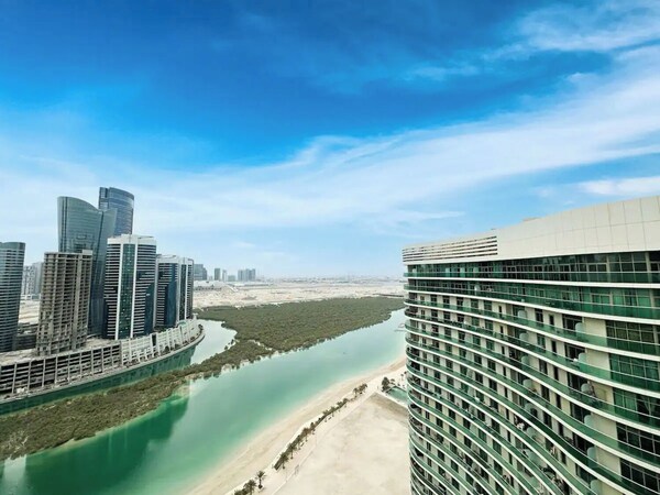 Sustainable 1br W/balcony Gym & Pool Access - Abu Dhabi