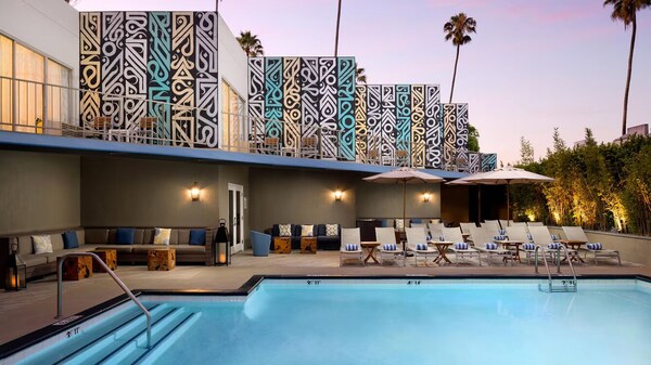 Chic Santa Monica Retreat Perfect For Beach Getaways - Poolside Fun! - Rustic Canyon - Los Angeles