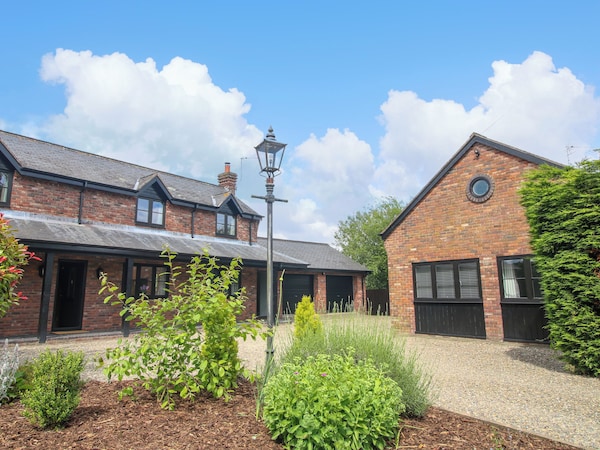 1 Clarkes Lane, Pet Friendly, With Hot Tub In St Martins - Oswestry