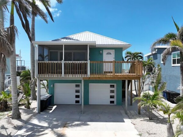 Oceanview 3-bdrm Home Steps From Beach!  Heated Pool & Hot Tub.  Sleeps 6. - Fort Myers Beach, FL