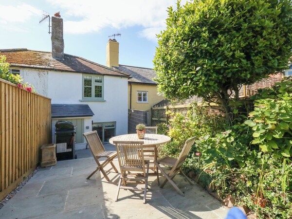 Holly Cottage, Pet Friendly, Character Holiday Cottage In Lyme Regis - 라임 레지스