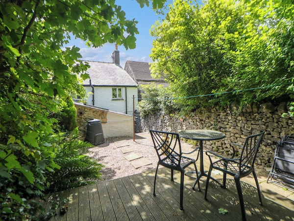 Queen's Cottage, With Open Fire In Tideswell - Great Longstone