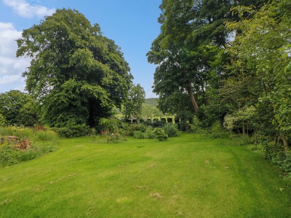 Lyndale Cottage, Pet Friendly, Character Holiday Cottage In Bradwell - Castleton