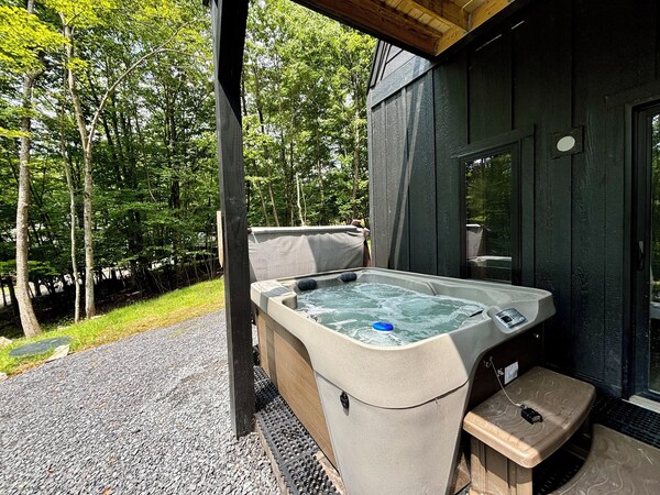 A-typical Retreat | New Build With Hot Tub & Game Room! - 오클랜드