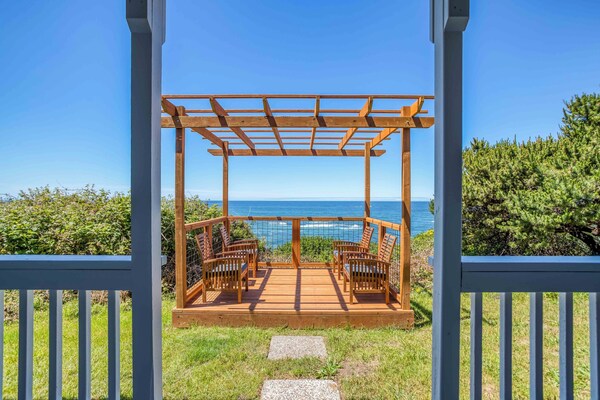 Oceanfront Beauty With Hot Tub, Pool, Game Room, Playground, Beach Access! - Depoe Bay, OR