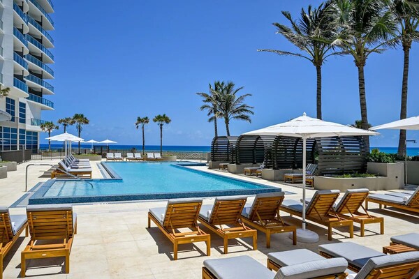 Breathtaking Beach Resort W/ Refreshing Outdoor Pool | Near Phil Foster Park - West Palm Beach, FL