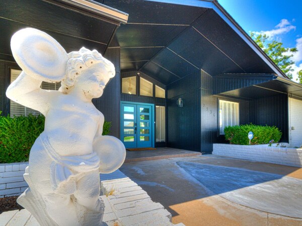 Modern Urban Retreat With Hot Tub. Close To Major Popular Restaurants. - Edmond, OK