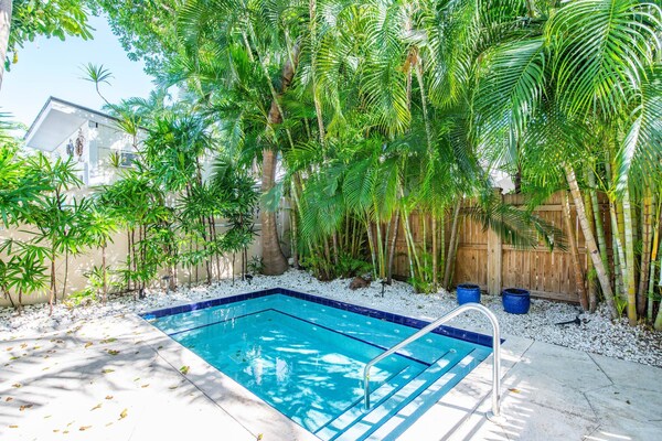 Palm Isle: Tropical 2nd-floor Unit, Shared Heated Pool, Near Duval St, Historic Seaport & Beaches - Key West, FL