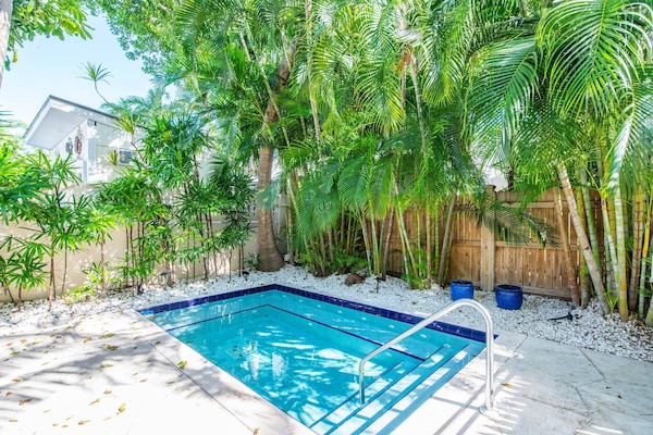 Palm Isle: Tropical 2nd-floor Unit, Shared Heated Pool, Near Duval St, Historic Seaport & Beaches - Key West, FL