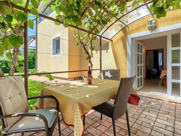 Nino With Shared Pool / One-bedroom A4 With Terrace - Poreč