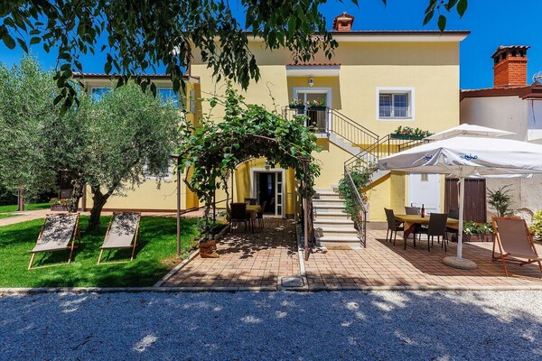 Nino With Shared Pool / One-bedroom A5 With Terrace - Poreč
