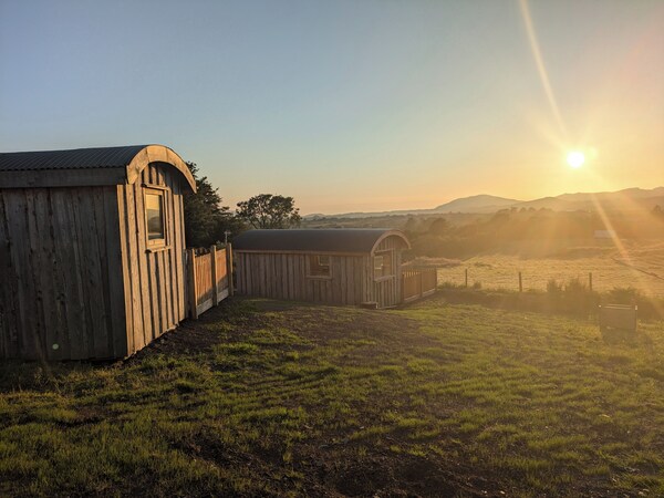 Hafan Gelli Sheperds Hut - Enlli, Pet Friendly In Pwllheli - Pwllheli