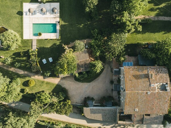 Charming 11-bedroom Masia With Private Pool Near Costa Brava, 22 Guests, Wi-fi Included - Banyoles