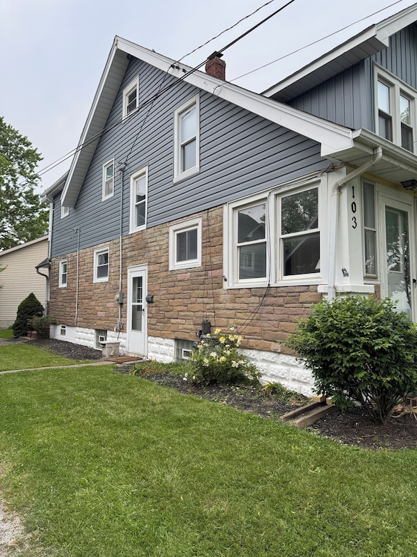 Freshly Updated 4-bedroom Home With Gorgeous Lake Views  Walk To The Water! - Mentor, OH