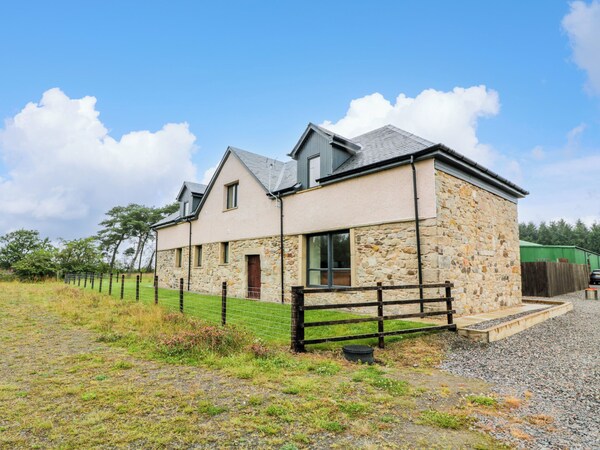 The Barn, Drumbow Farm, Family Friendly, With Hot Tub In Caldercruix - Scotland