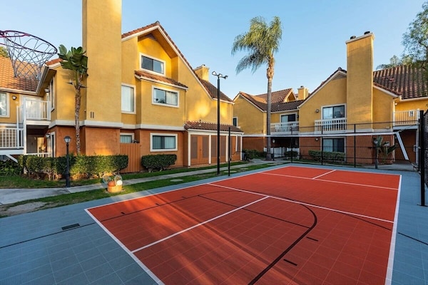 Bi-level Loft, Clementine Hotel & Suites, Full Kitchen, Near Disney - 2 Units - Anaheim, CA