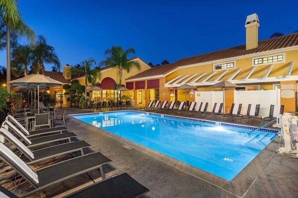 2 Family-friendly Full Apartments W/ Cozy Fireplace And Full Kitchen - Parking - Anaheim, CA