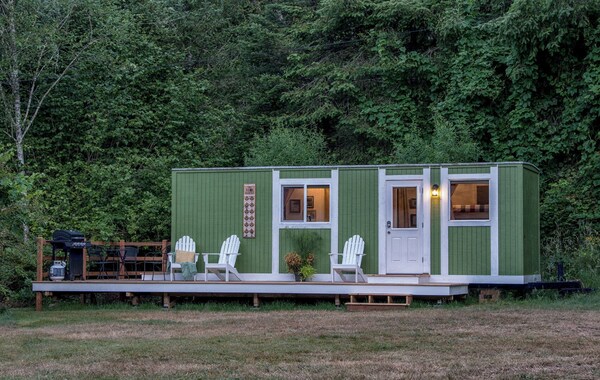 Fun And Unique Waterfront Home W/ Deck And Bbq - Unique Northwest Vacation Rentals - Longview, WA