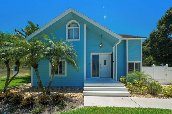 Escape To Our Immaculately Maintained Home Boasting 4 Bedrooms And 2 Baths - Jupiter, FL