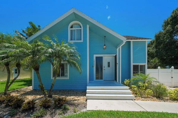 Escape To Our Immaculately Maintained Home Boasting 4 Bedrooms And 2 Baths - Jupiter, FL