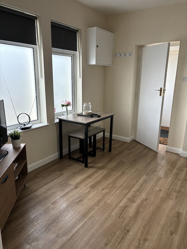 Central Swindon - 1 Bed Apart, Modern Free Parking - 스윈던