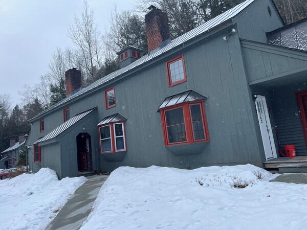 The Quechee Acorn! Cozy 2-bedroom Condo Near Amazing Amenities! - Woodstock, VT
