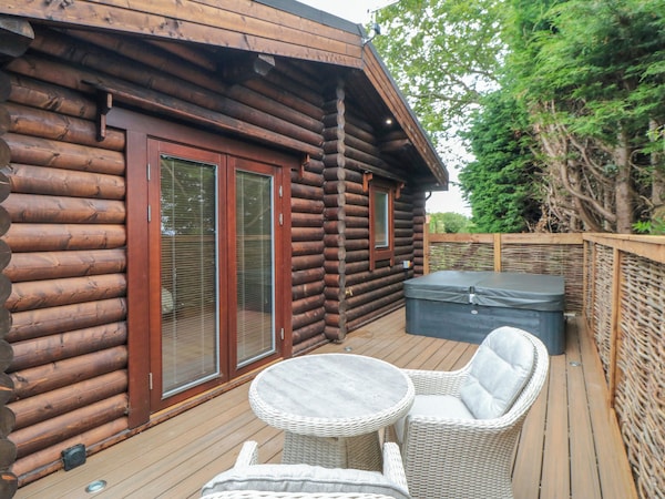 Carlton Lodge 1, Romantic, With Hot Tub In Stokesley - Osmotherley