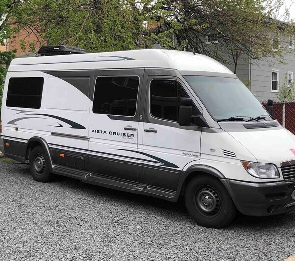 Private And Cozy Rv With Full Hookups In A Convenient Area With Direct Bus To Nyc Manhattan Only 2 Blocks Away - New York