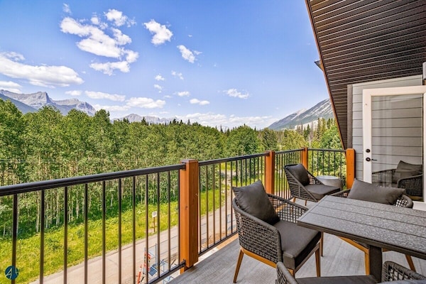 3 Bed/2 Bath Sparrowhawk(top Floor/west) -Sleeps 8 - Canmore