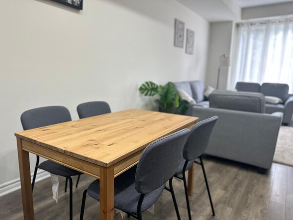 2 Bed Room  2 Bathroom Cozy Town House - Pickering