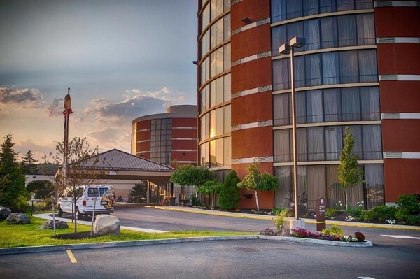 Enjoy Downtown Proximity: Free Airport Shuttle For Your Convenience - South Portland, ME