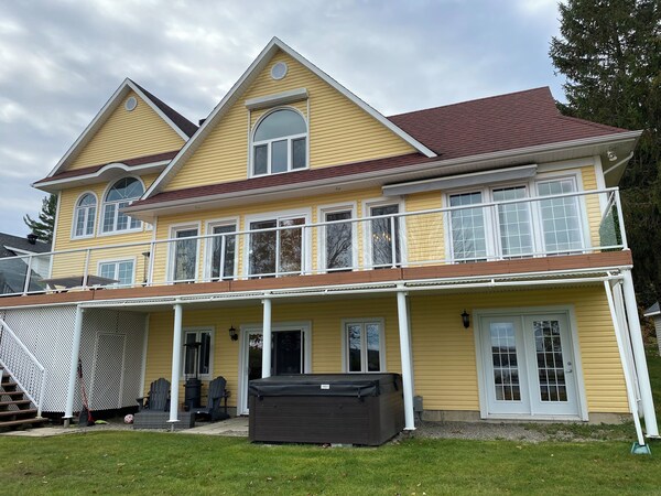 Magnifique Chalet Sur Le Bord De L'eau à 20 Minutes Du Mont Orford Et Magog - Sherbrooke
