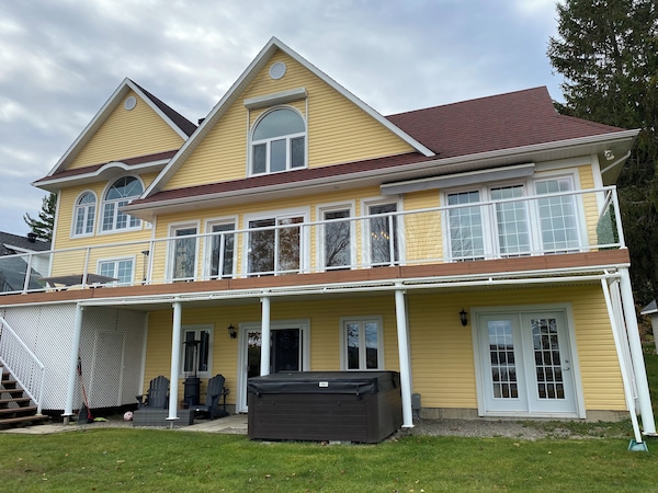 Magnifique Chalet Sur Le Bord De L'eau à 20 Minutes Du Mont Orford Et Magog - Sherbrooke