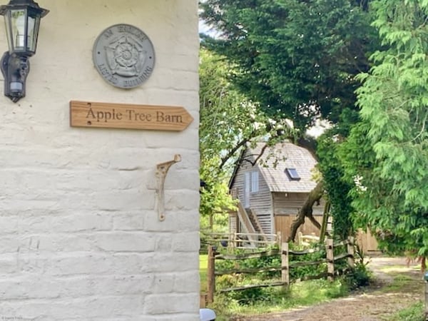 Apple Tree Barn By Inspirestays.com - A Cottage That Sleeps 4 Guests In 2 Bedrooms - Sussex, United Kingdom