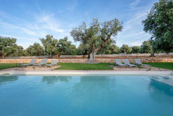 Sunset Oasis: Monopoli Elegant Apartment With Pool - Monopoli