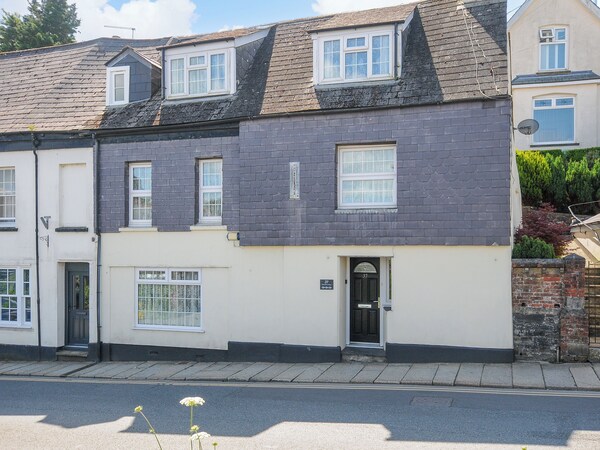 Stone's Throw Cottage, Pet Friendly, With Open Fire In Launceston - Devon