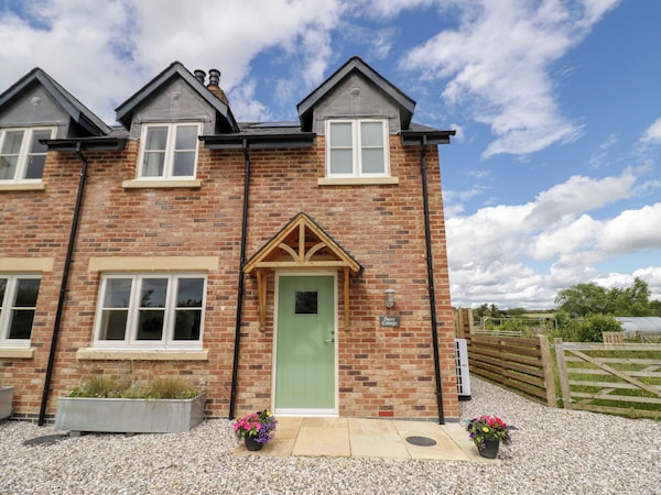 Daisy Cottage, Pet Friendly, Character Holiday Cottage In Tysoe - Oxfordshire