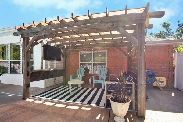 Endless Weekend Navarre 5-bedroom Pool House-1 Mile To Navarre Beach, Sleeps 16 - Navarre, FL