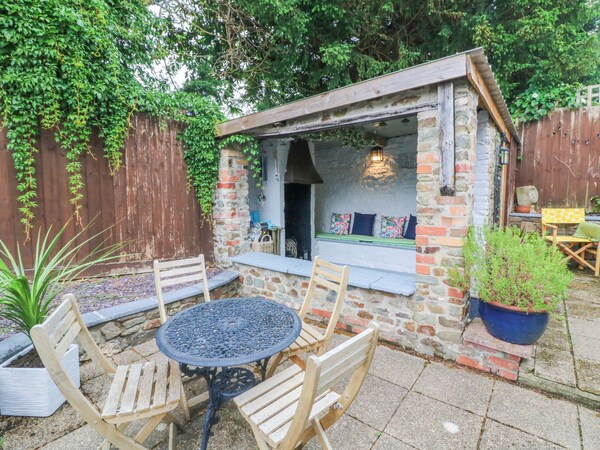 Tawstock View, Pet Friendly, With Open Fire In Bishops Tawton - Barnstaple